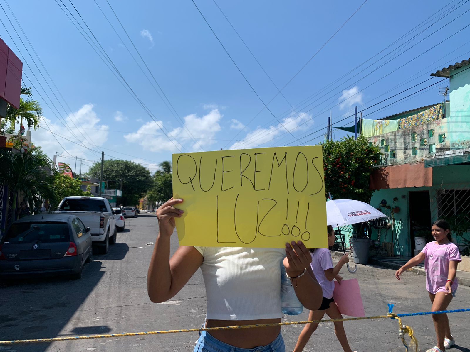 Vecinos bloquean calle en Boca del Río tras cinco días sin luz - Noreste