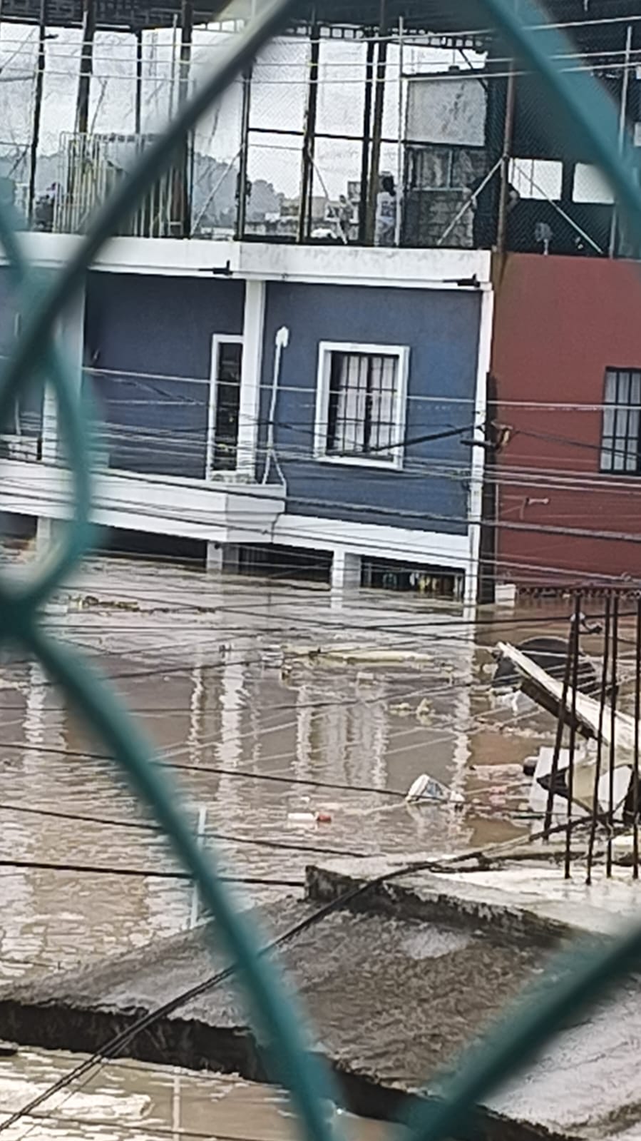 Río Cazones desbordado cuelga a familias en segundos pisos de Poza Rica ...